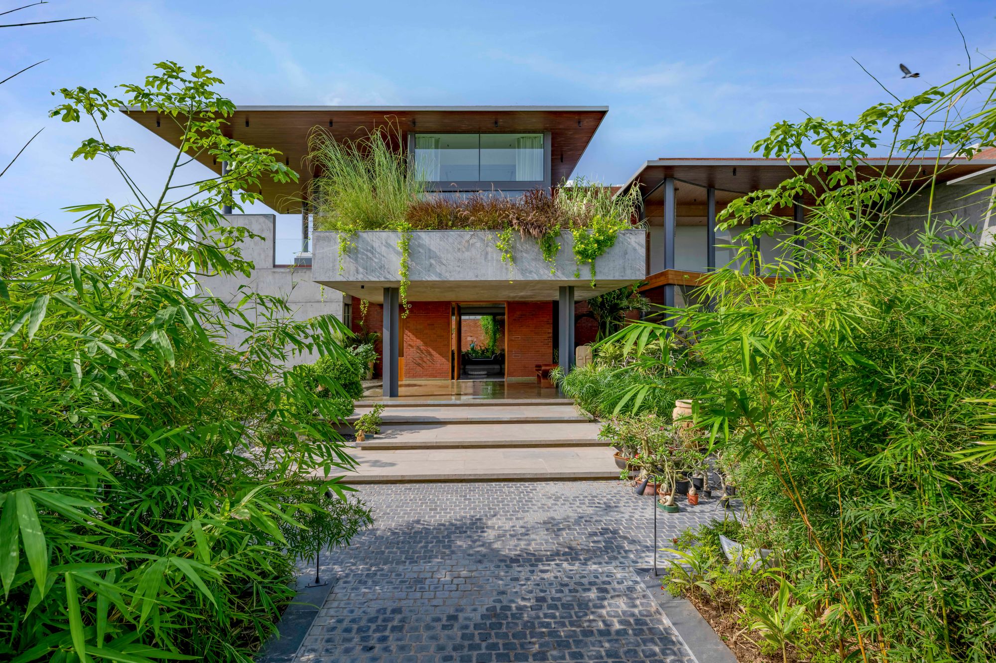 Blooming Romances: A Home that Flirts with Its Surroundings while/and Becoming One with Them