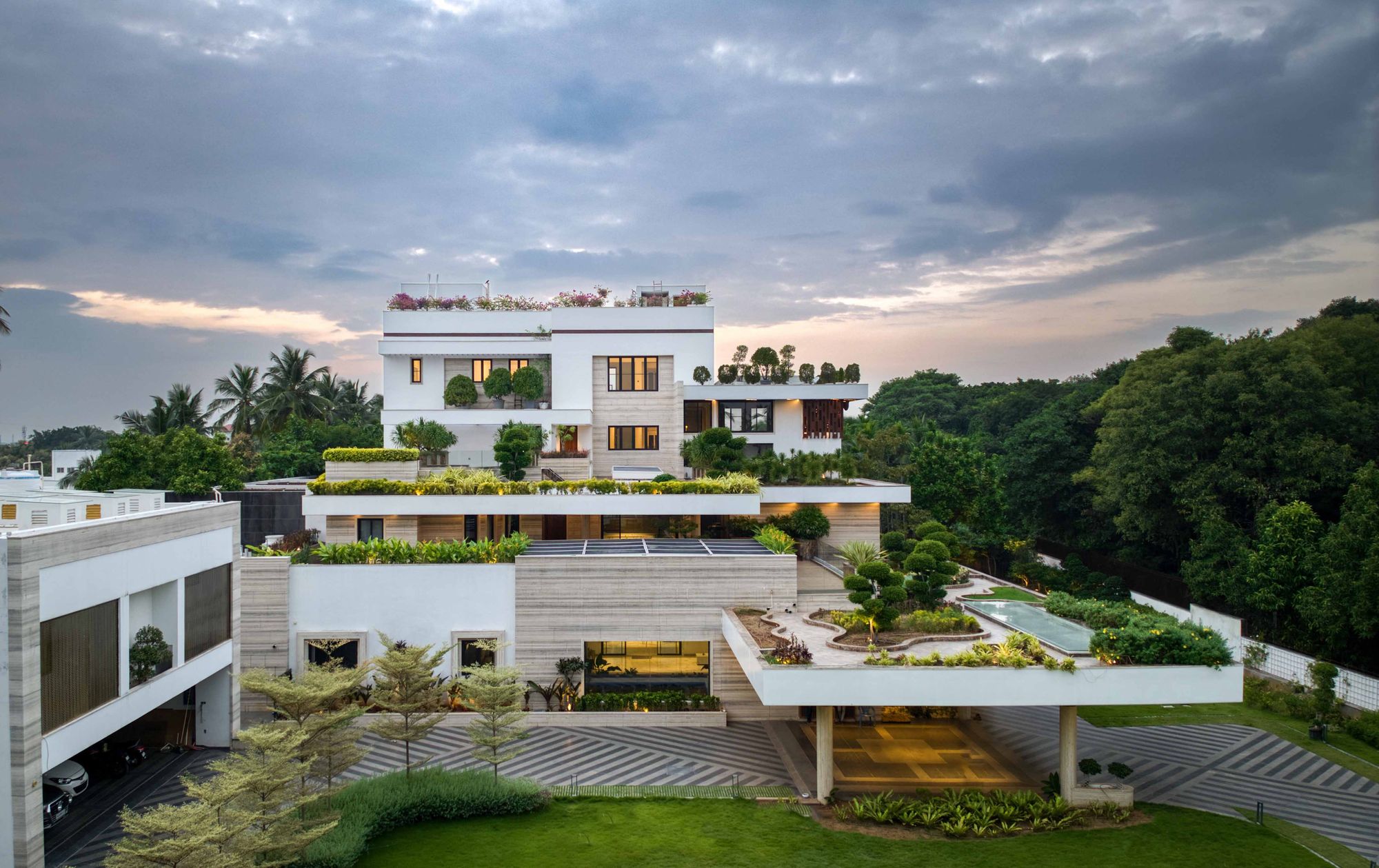 Garden of Regality: A 17,500 sq. ft. Home Transcends Boundaries To Peck ...