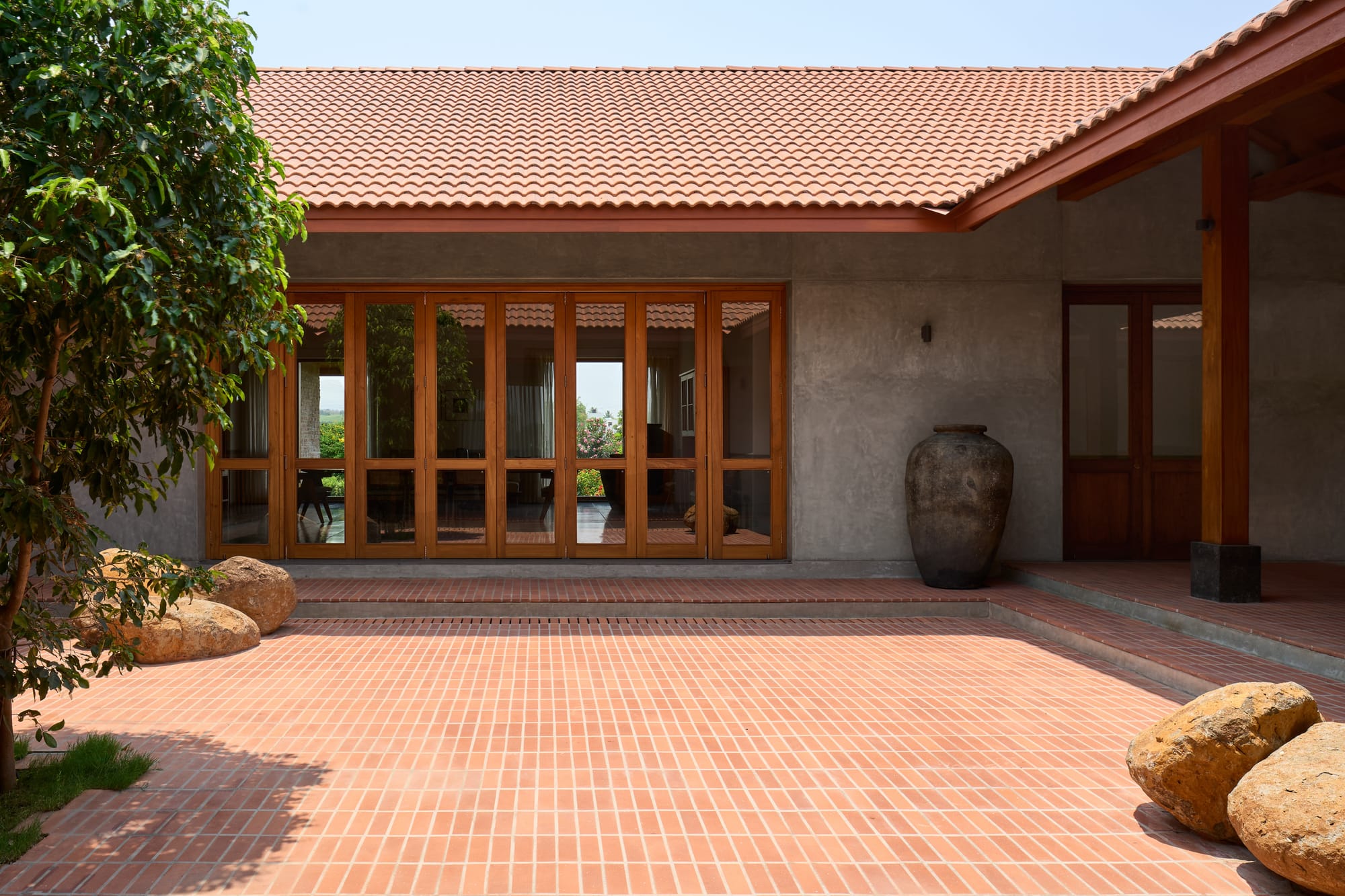 Courtyard Home in Phaltan Inspired by Vernacular Traditions