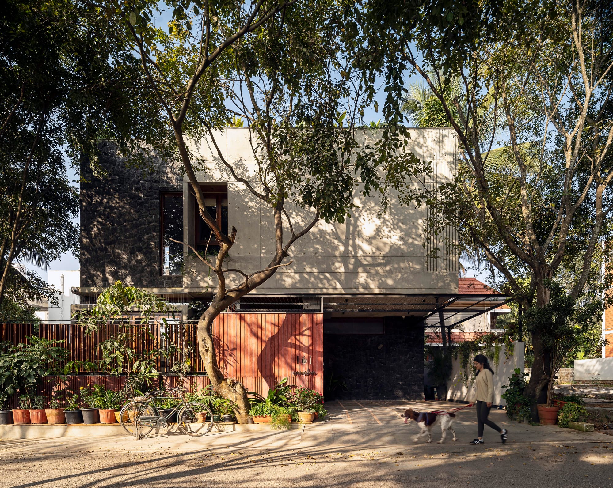 Traditional South Indian Home in Bengaluru With Stone Box